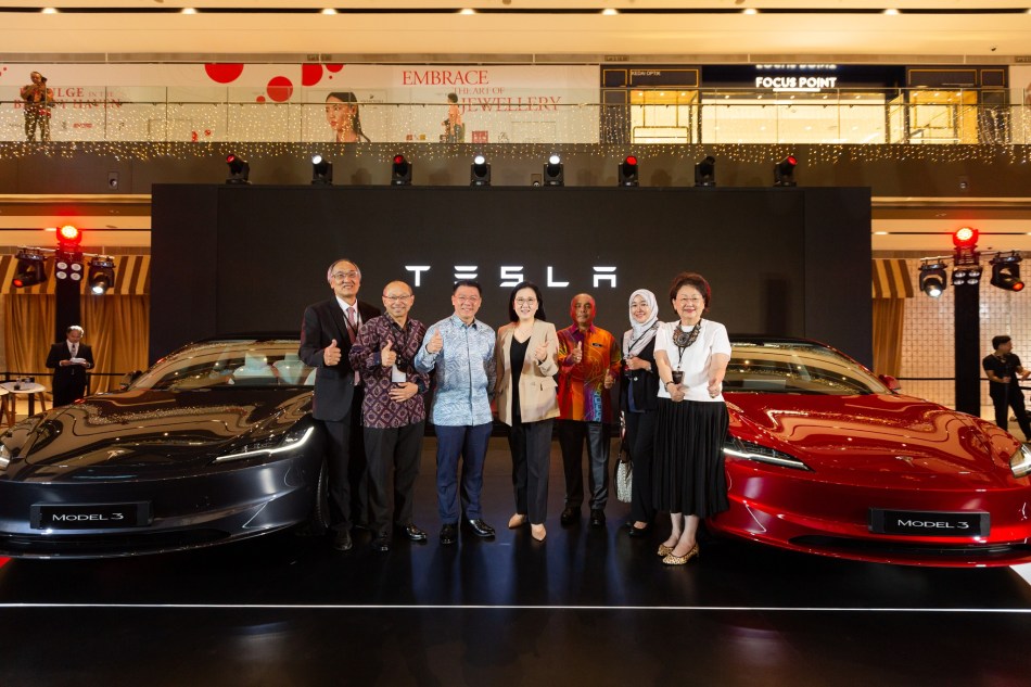 New Tesla Model 3 Debuts Alongside First Flagship Experience Centre in ...